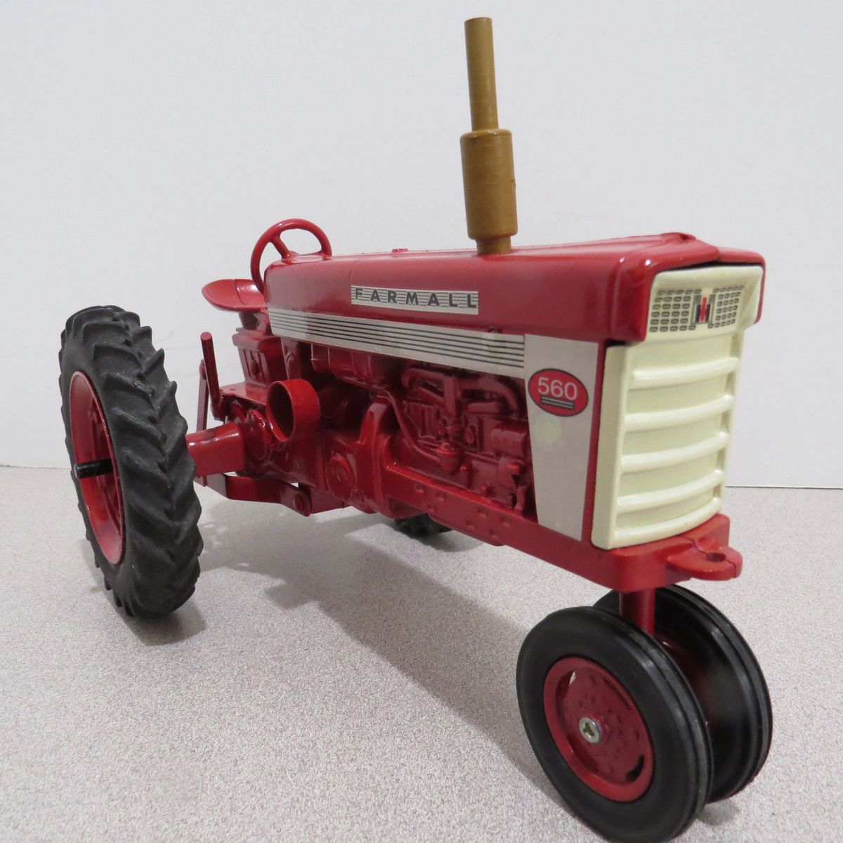 IH Model "560" Farmall Tractor, 1/16 scale, IH-408-E