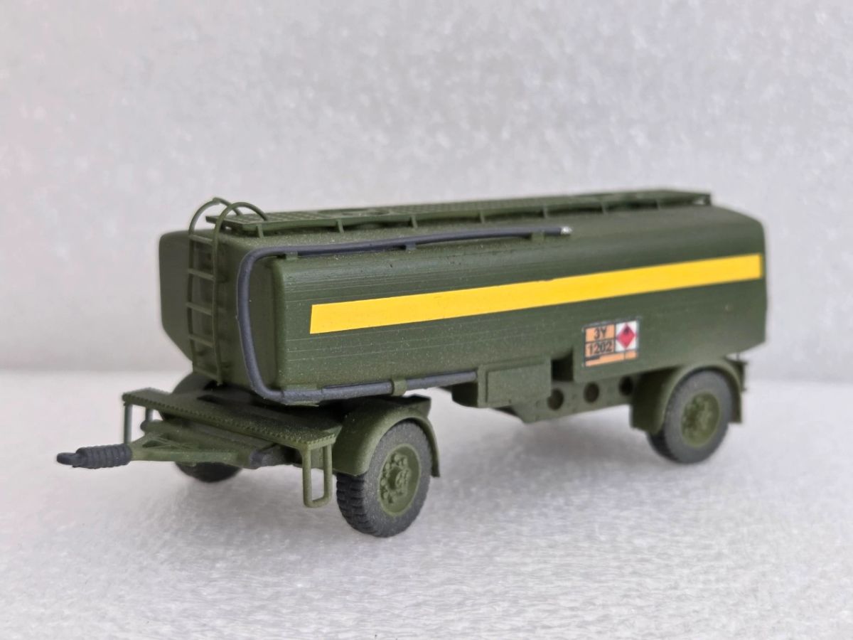 1/76 military fuel bowser