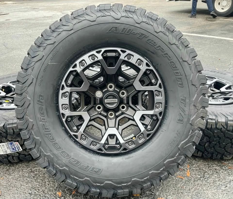(4) 17" FORD F150 RAPTOR R FORGED BEADLOCK WHEELS AND 35" BFG TIRES