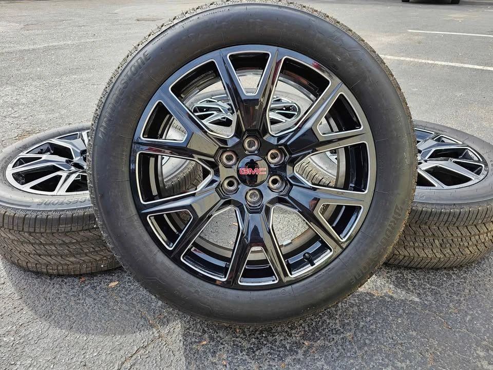 OEM 22" GMC / WHEELS AND TIRES *SILVERADO TAHOE YUKON 2025
