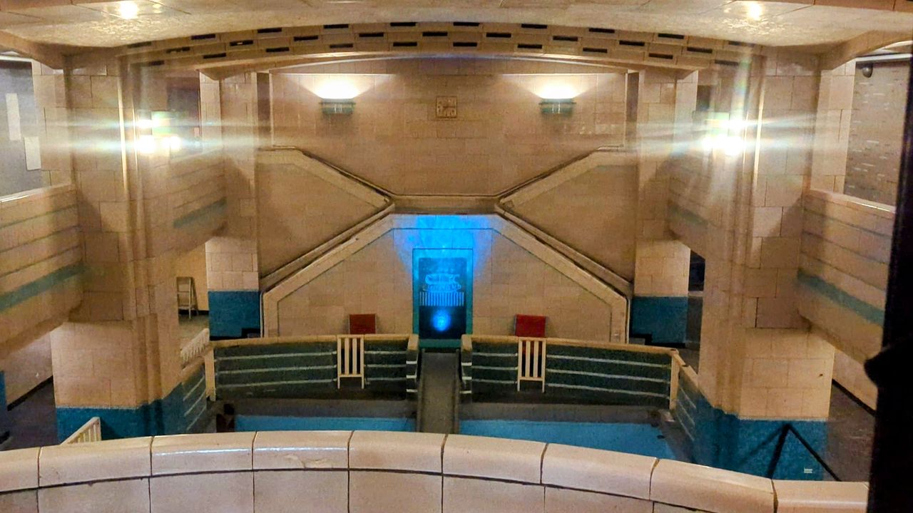 queen mary inside pool