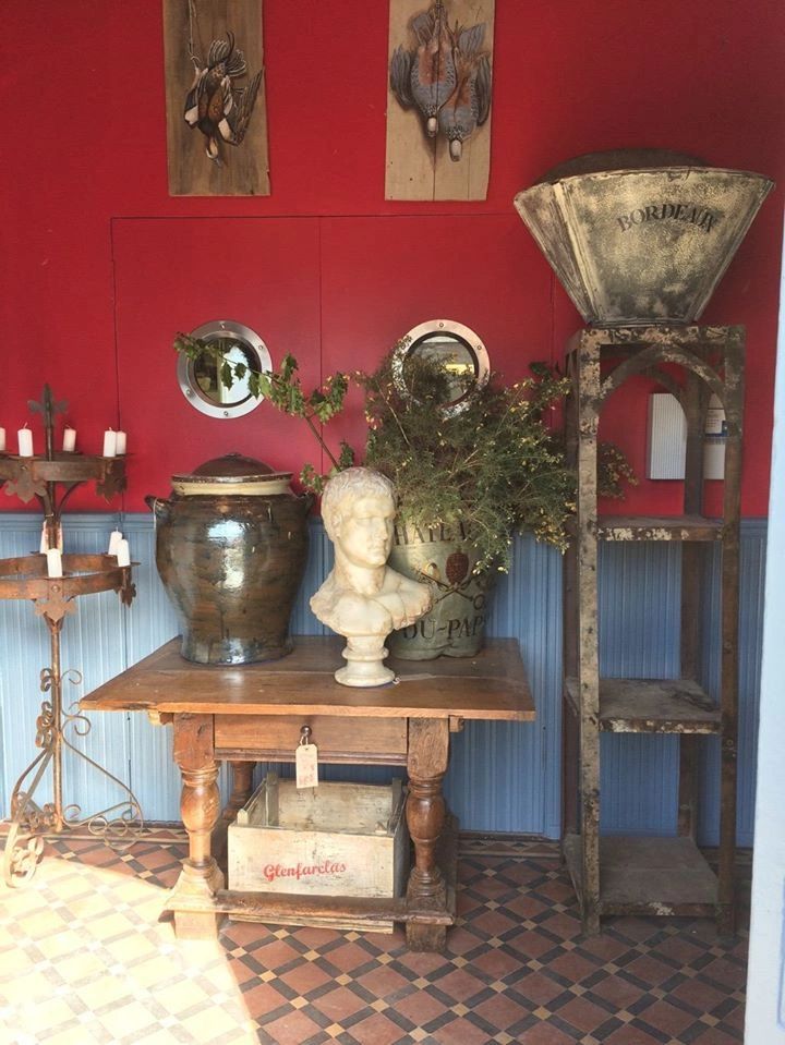 ANTIQUES & COLLECTABLES
