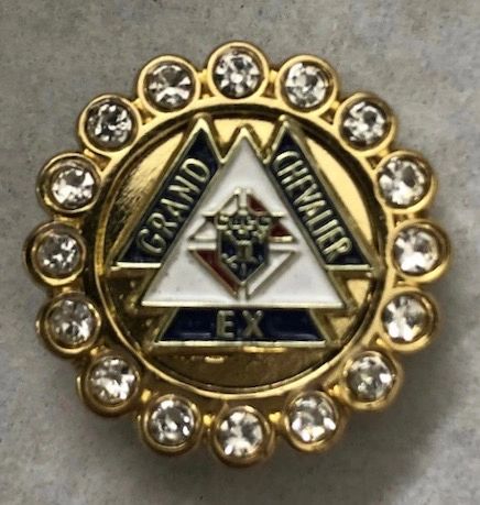 past grand Knight pin-bouton ex grand chevalier pierre