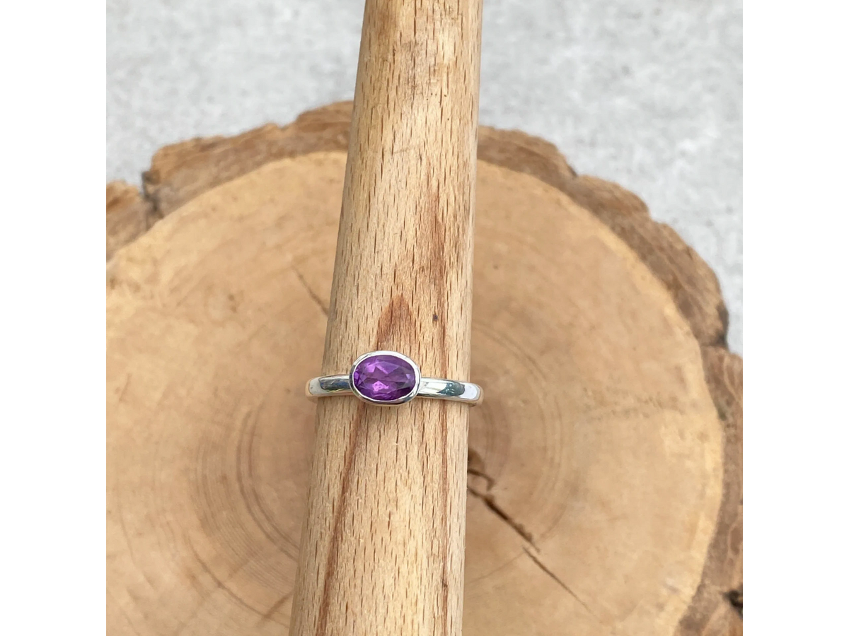 Amethyst oval ring