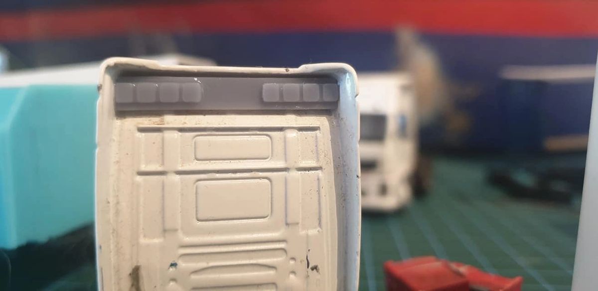 Scania highline top mounted light cluster