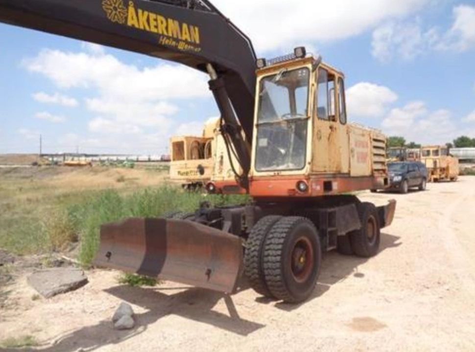 AKERMAN H9MB RUBBER TIRE EXCAVATOR CRANE BLADE