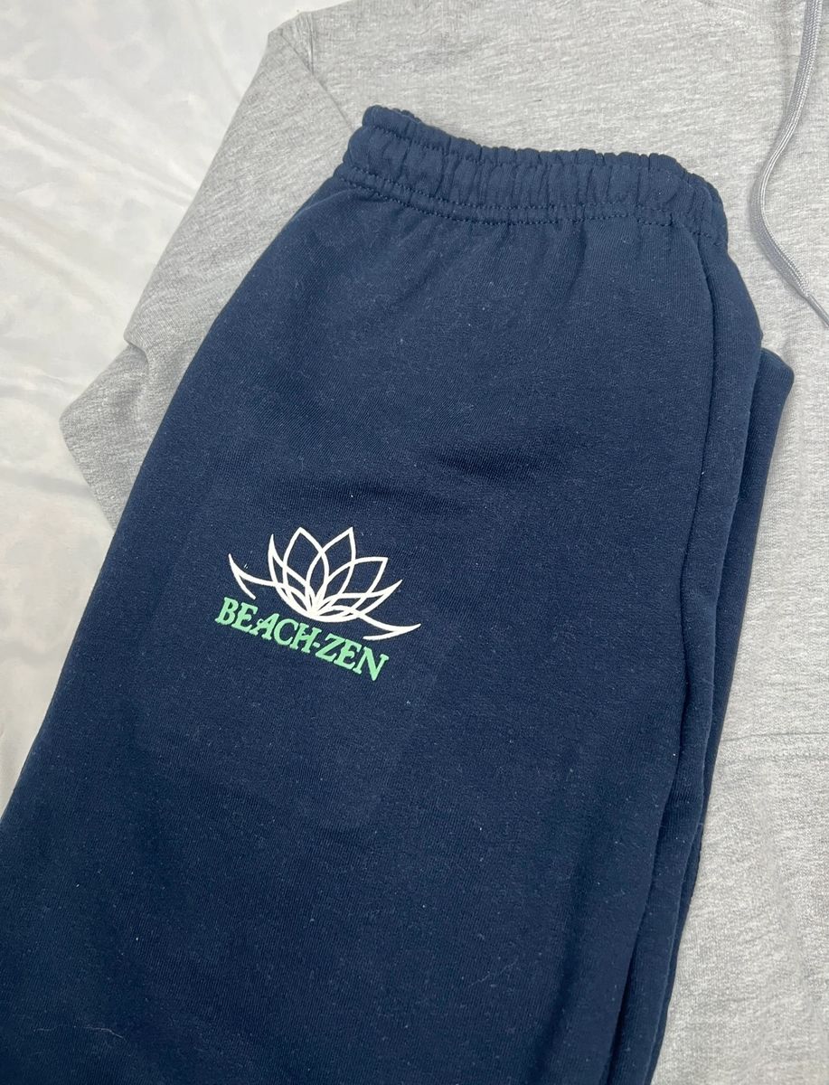 Navy sweatpants with Beach-Zen logo, open leg bottom