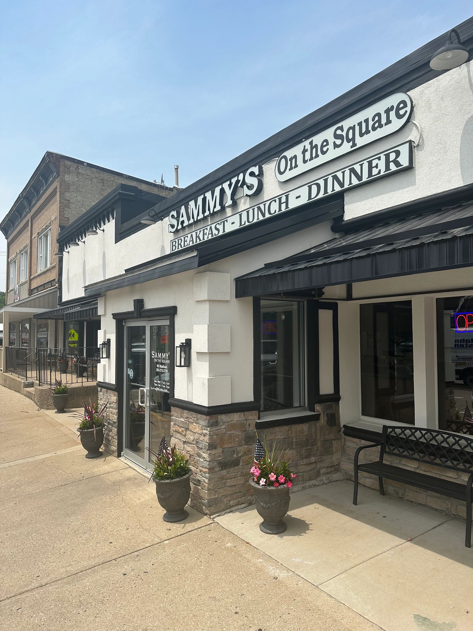 Sammy's On The Square - Restaurant - Walworth, Wisconsin