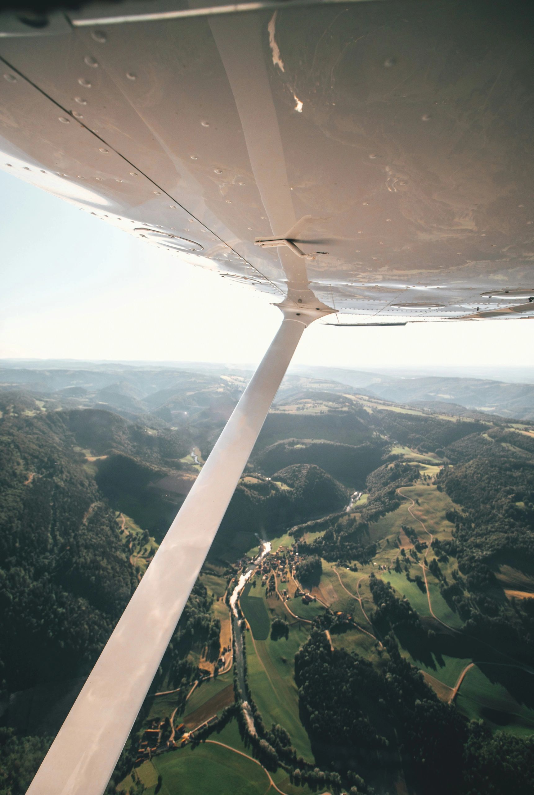 What are the differences between high and low wing aircraft?