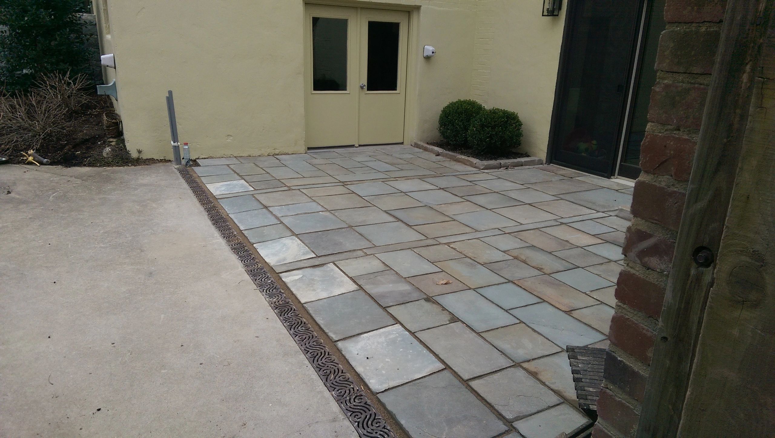 What is the difference between flagstone and other pavers?
