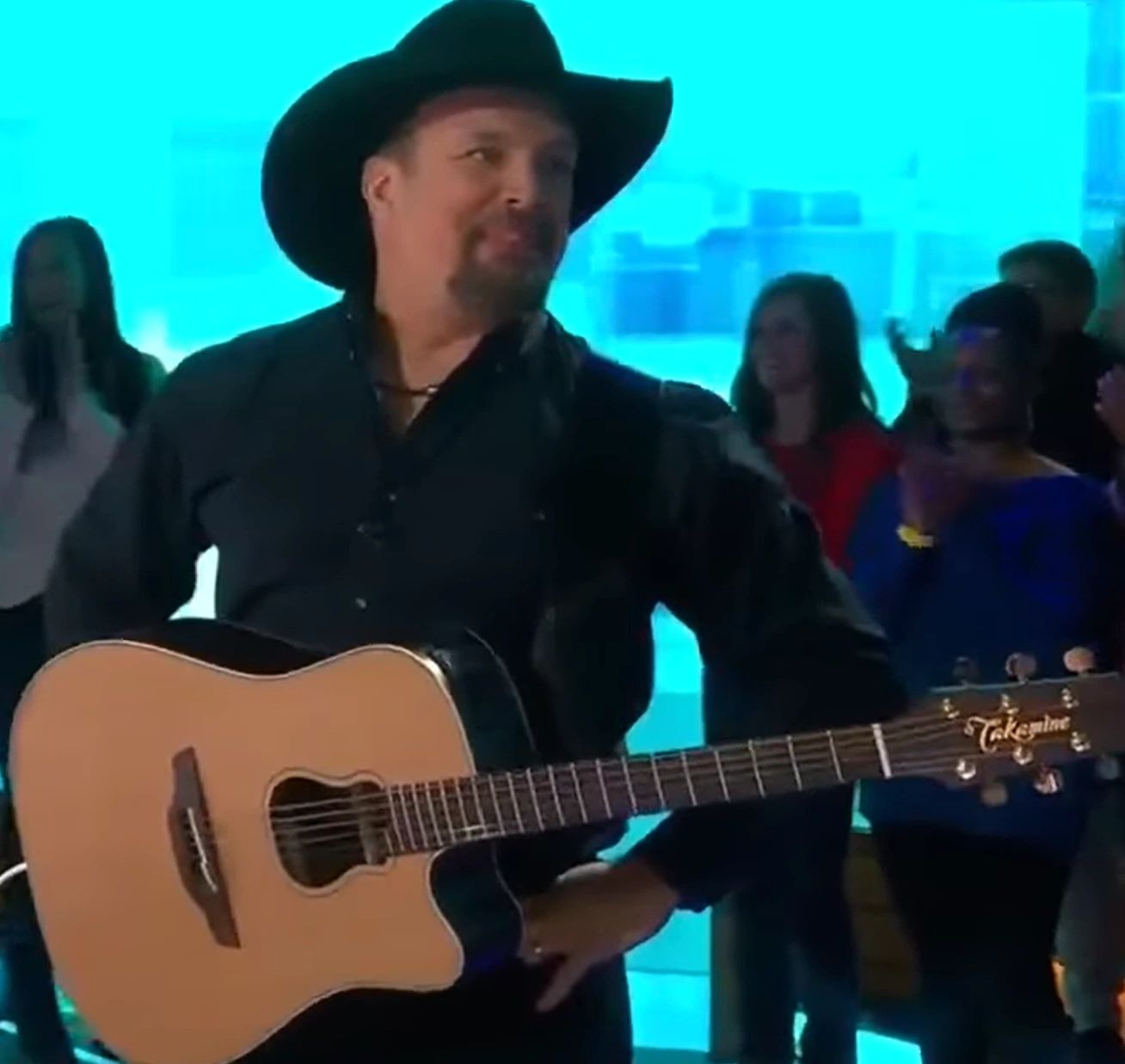 Garth Brooks' Style of Guitar Playing