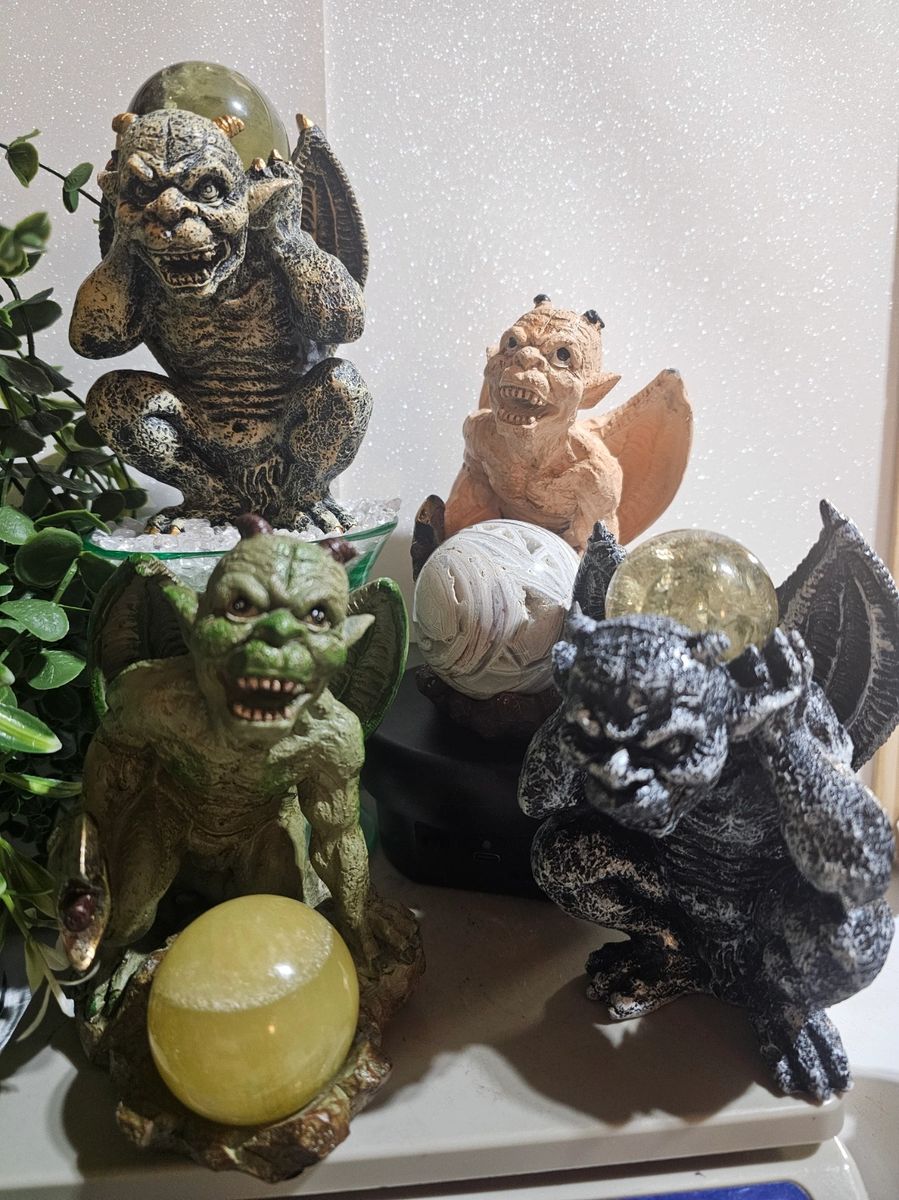 Gargoyle sphere stand