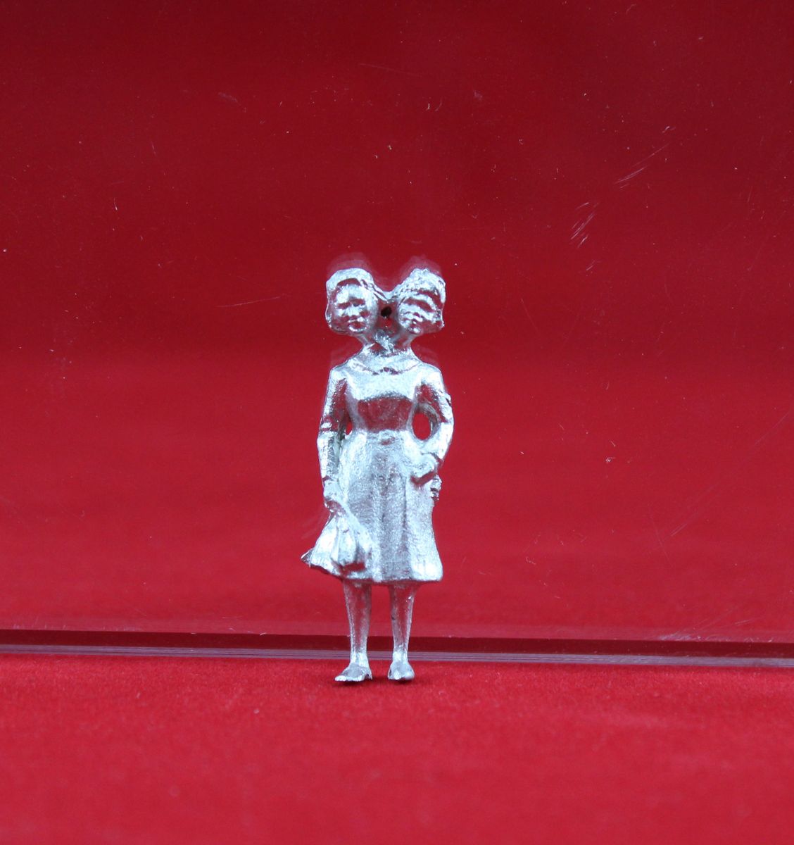 O Scale Two Headed Woman FD-011