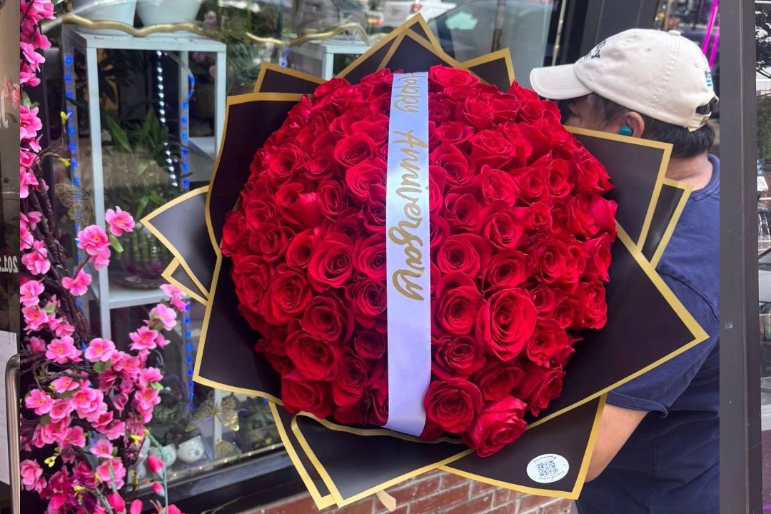 Royal Red Roses Bouquet -100 fresh roses and customized banner (5)