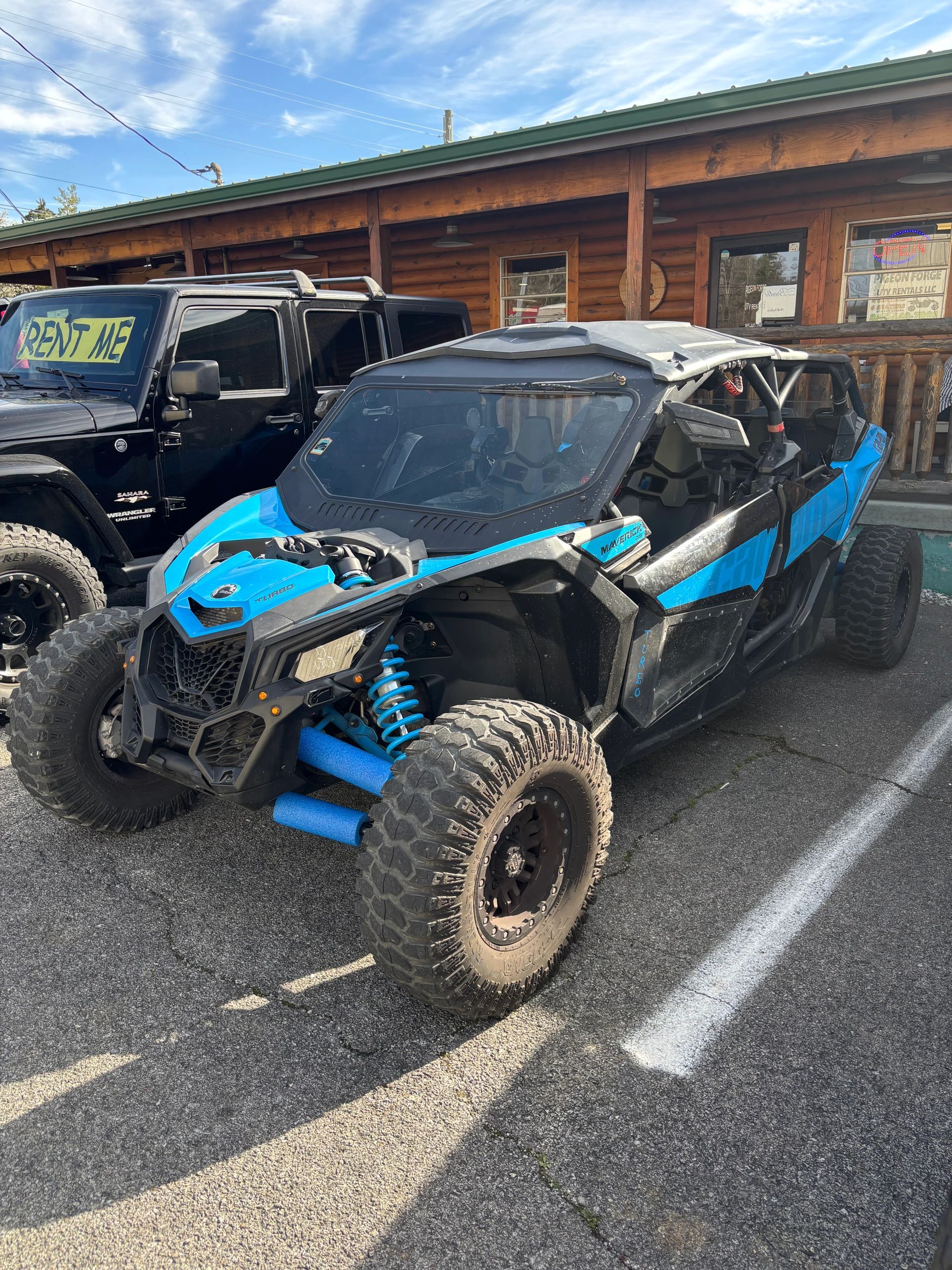 BLUE CAN AM MAVERICK X3 TURBO with sound system