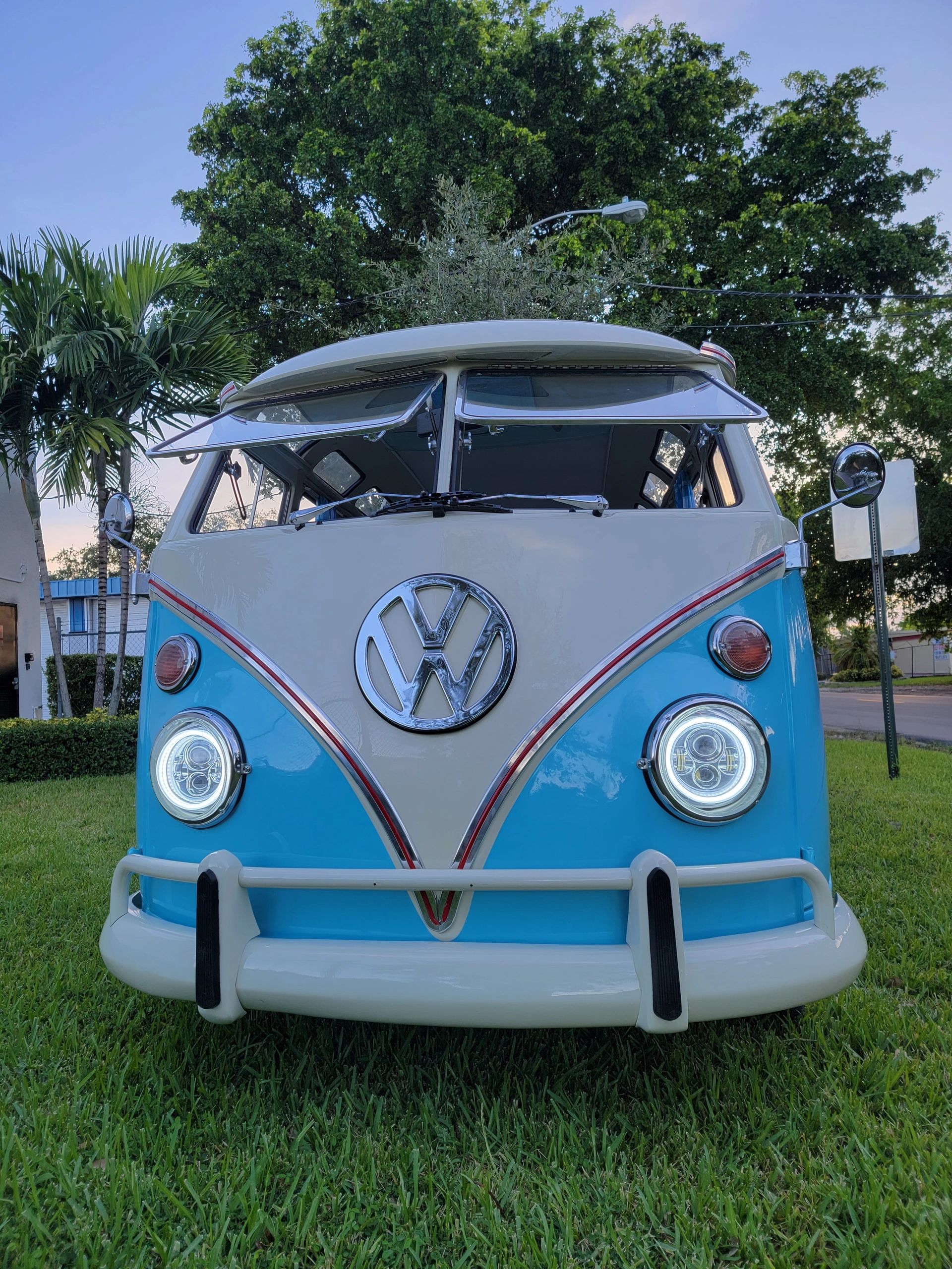 1972 VW BUS SAMBA RECREATION MIAMI BLUE