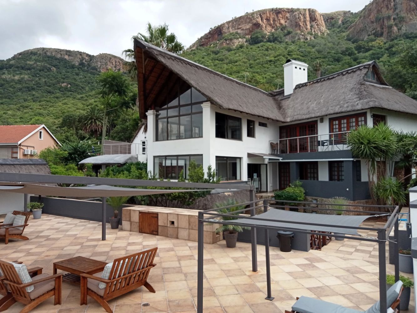 Experience Luxury at Galagos Lodge close to Hartbeespoortdam Lodge