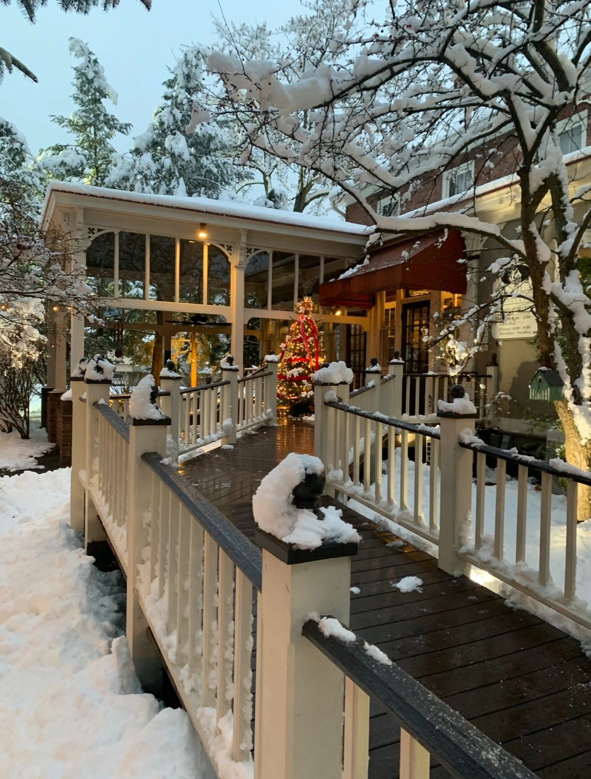 Outdoor Dining and Bar - The Back Porch Restaurant
