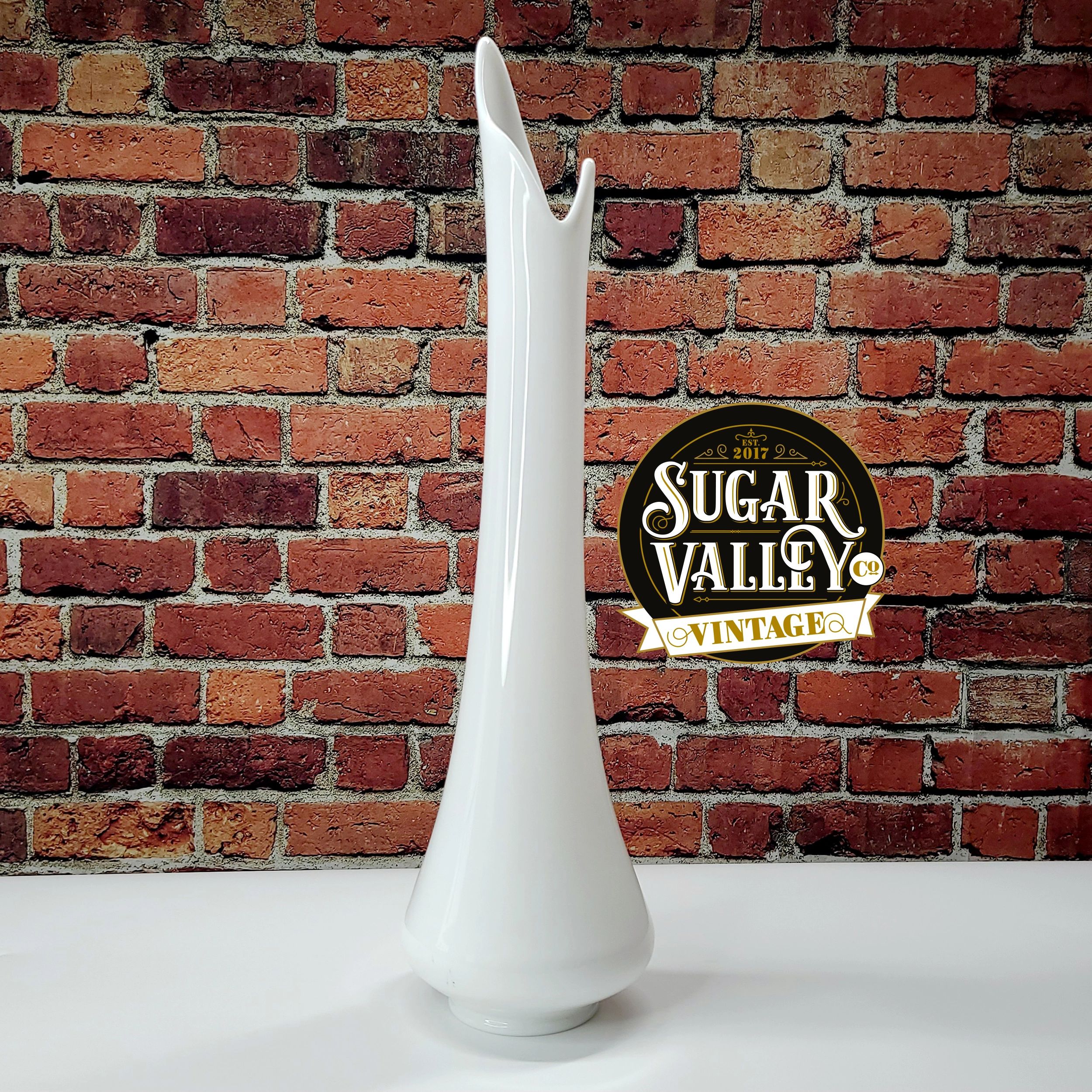 What is a Swung Vase: A Guide for New Collectors