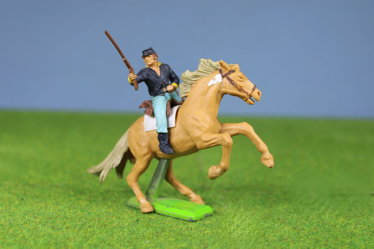 Britains Deetail ACW Federal Cavalry holding Rifle