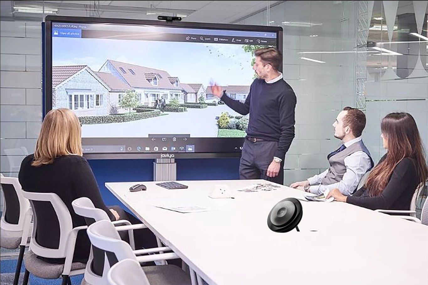 Evolution of Meeting Room Tech: From Whiteboards to Touchscreens