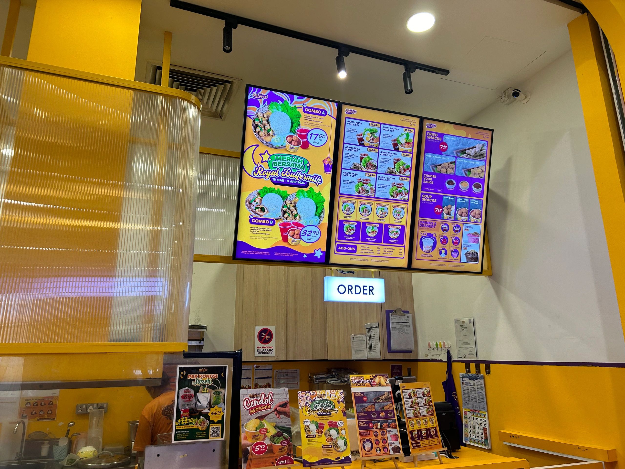 How to Make Your Menu Stand Out with a Digital Menu Board