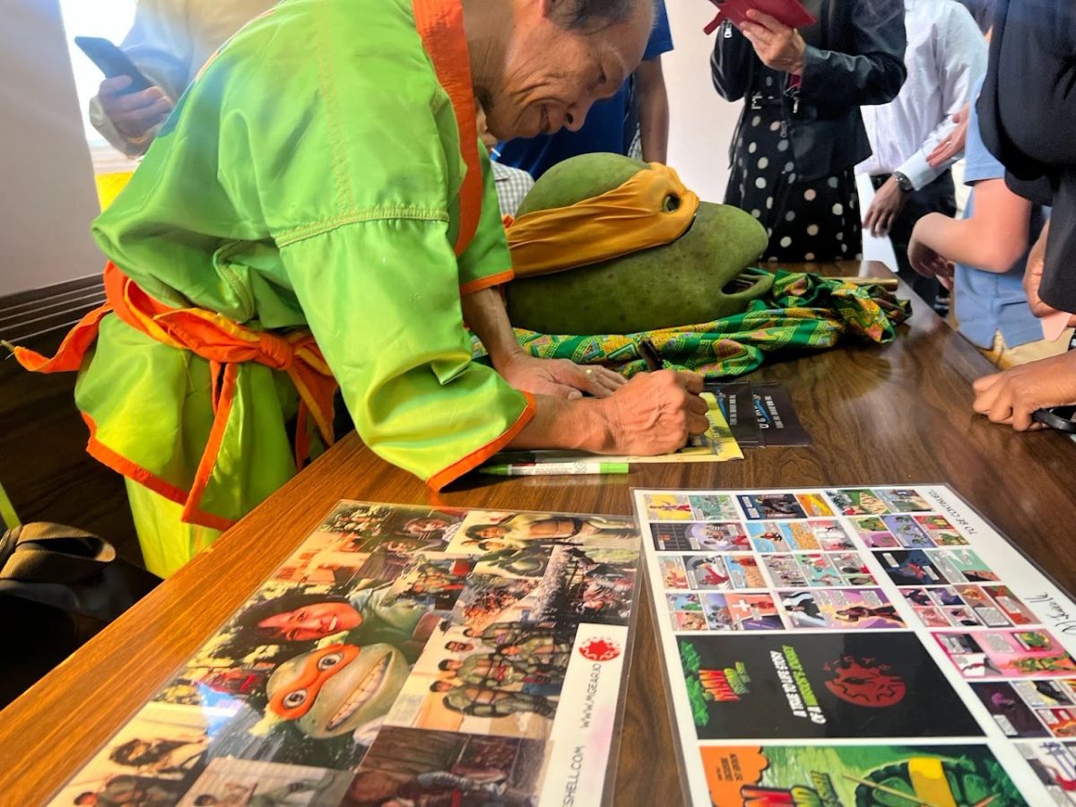 SIGNED T SHIRTS