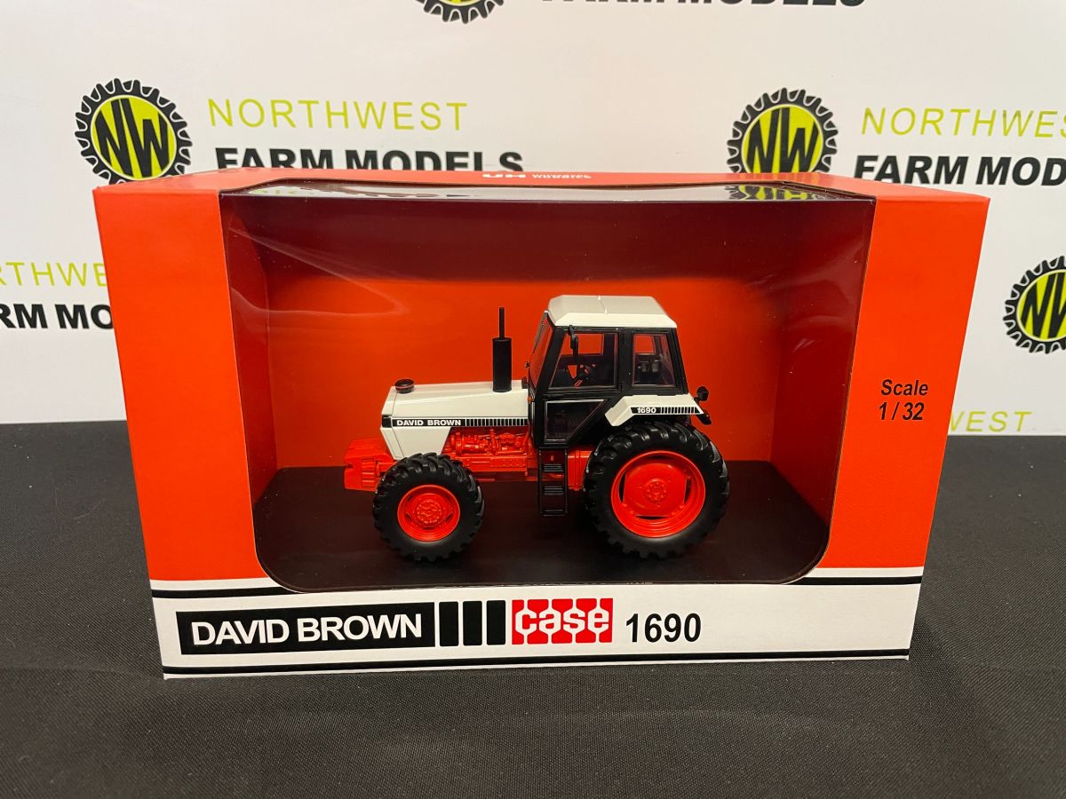 UNIVERSAL HOBBIES 6753 1:32 SCALE DAVID BROWN 1690 4WD 1979-1983