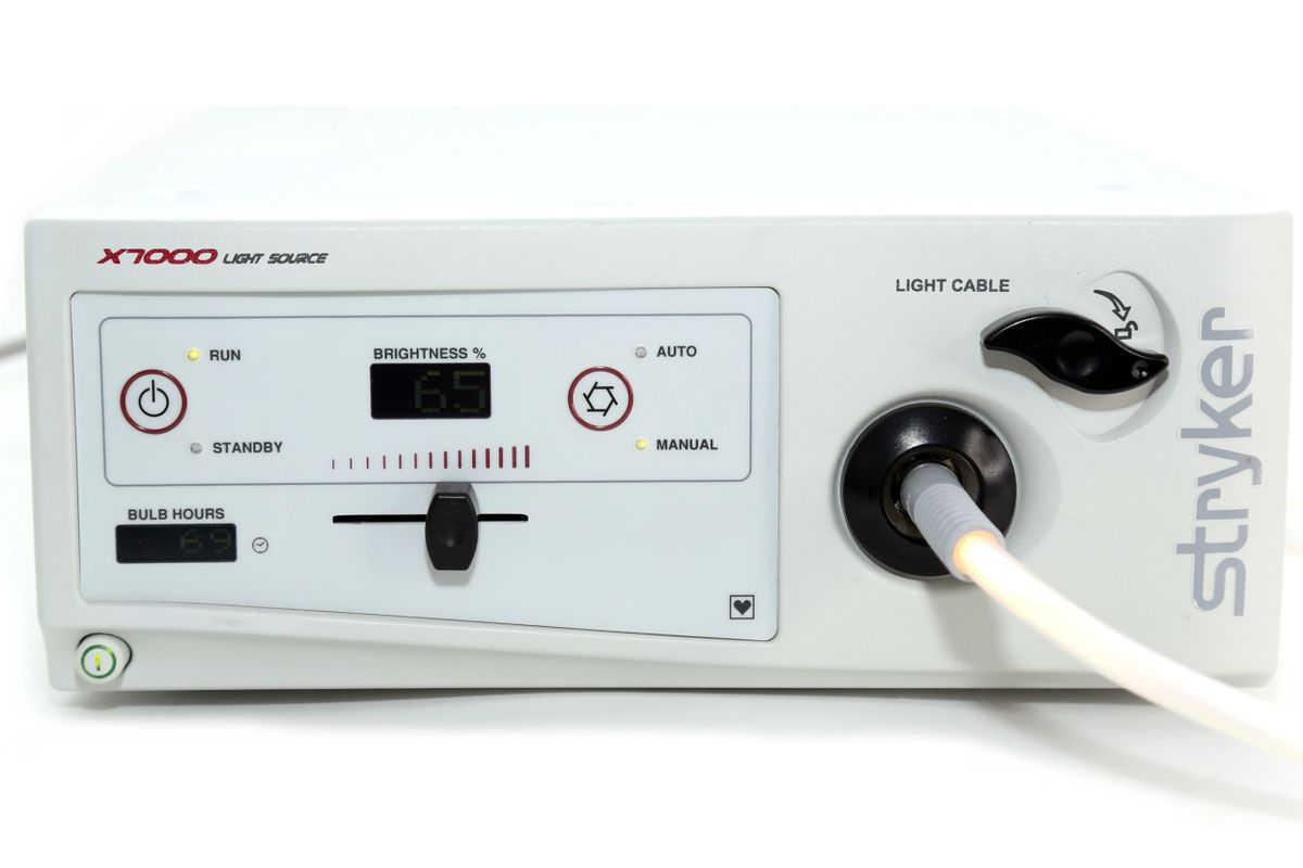 Stryker 220-190-000 X7000 Xenon Light Source with light cord. 69 bulb hours