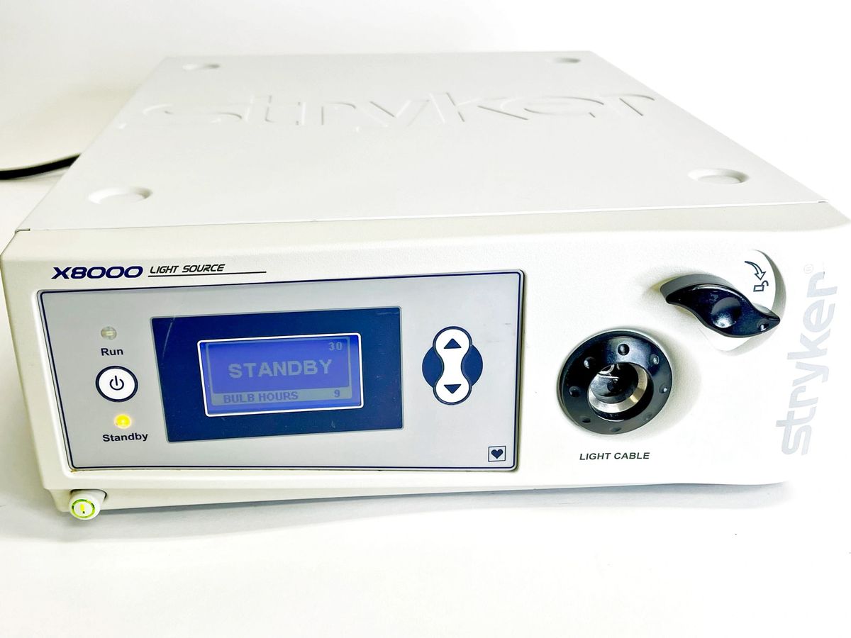 Stryker 220-200-000 X8000 Xenon Light Source. Bulb Hours 9