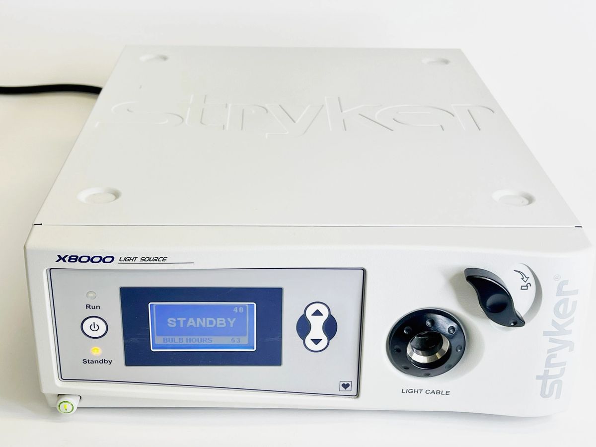 Stryker 220-200-000 X8000 Xenon Light Source. Bulb Hours 53.