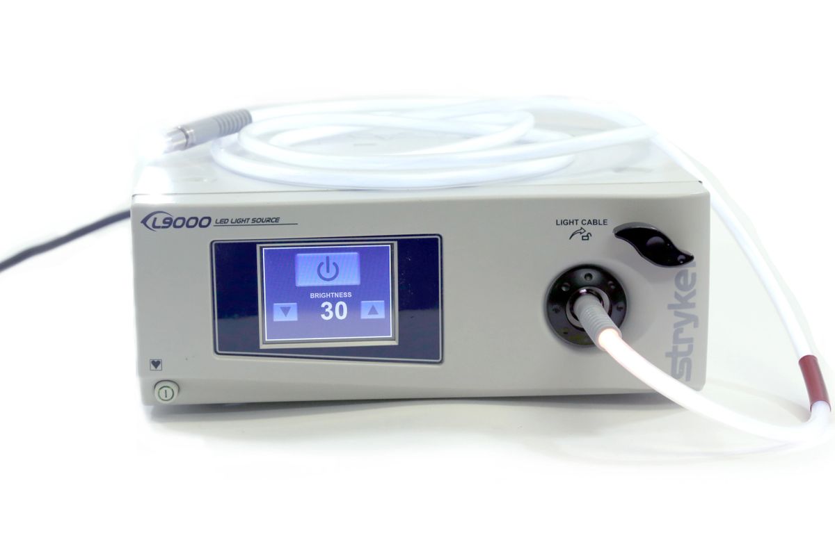 Stryker 220-210-000 L9000 LED Light Source with New 233-050-064 Light Cord