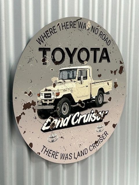 TOYOTA LANDCRUISER 560 MM DIAMETER ROUND METAL SIGN