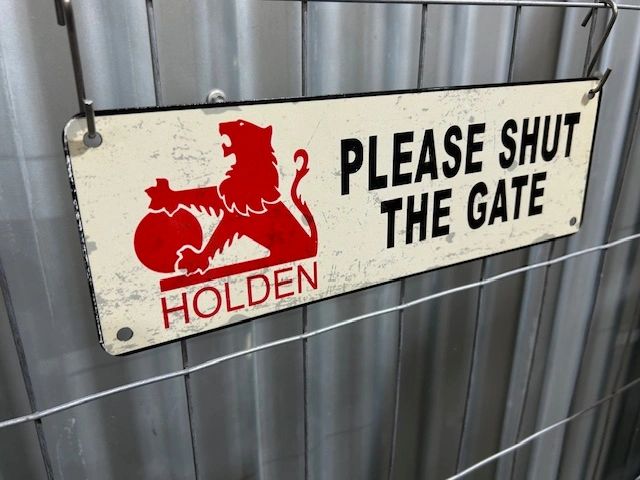 HOLDEN PLEASE SHUT THE GATE 300 MM X 100 MM METAL SIGN