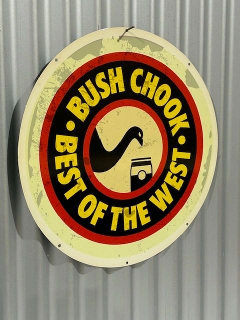 BUSH CHOOK BEST OF THE WEST 560 MM DIAMETER ROUND METAL SIGN