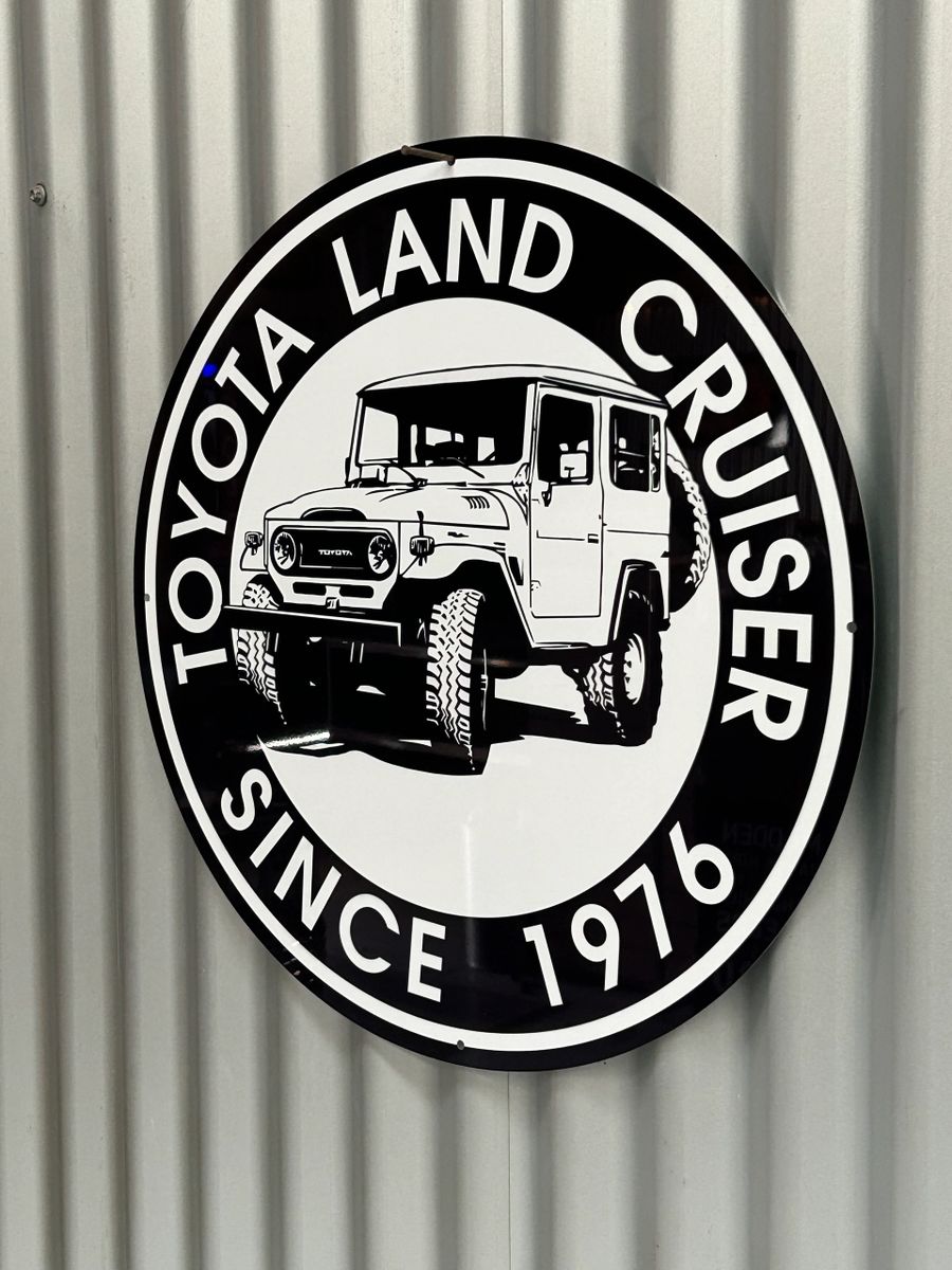 TOYOTA LAND CRUISER 560 MM ROUND METAL SIGN