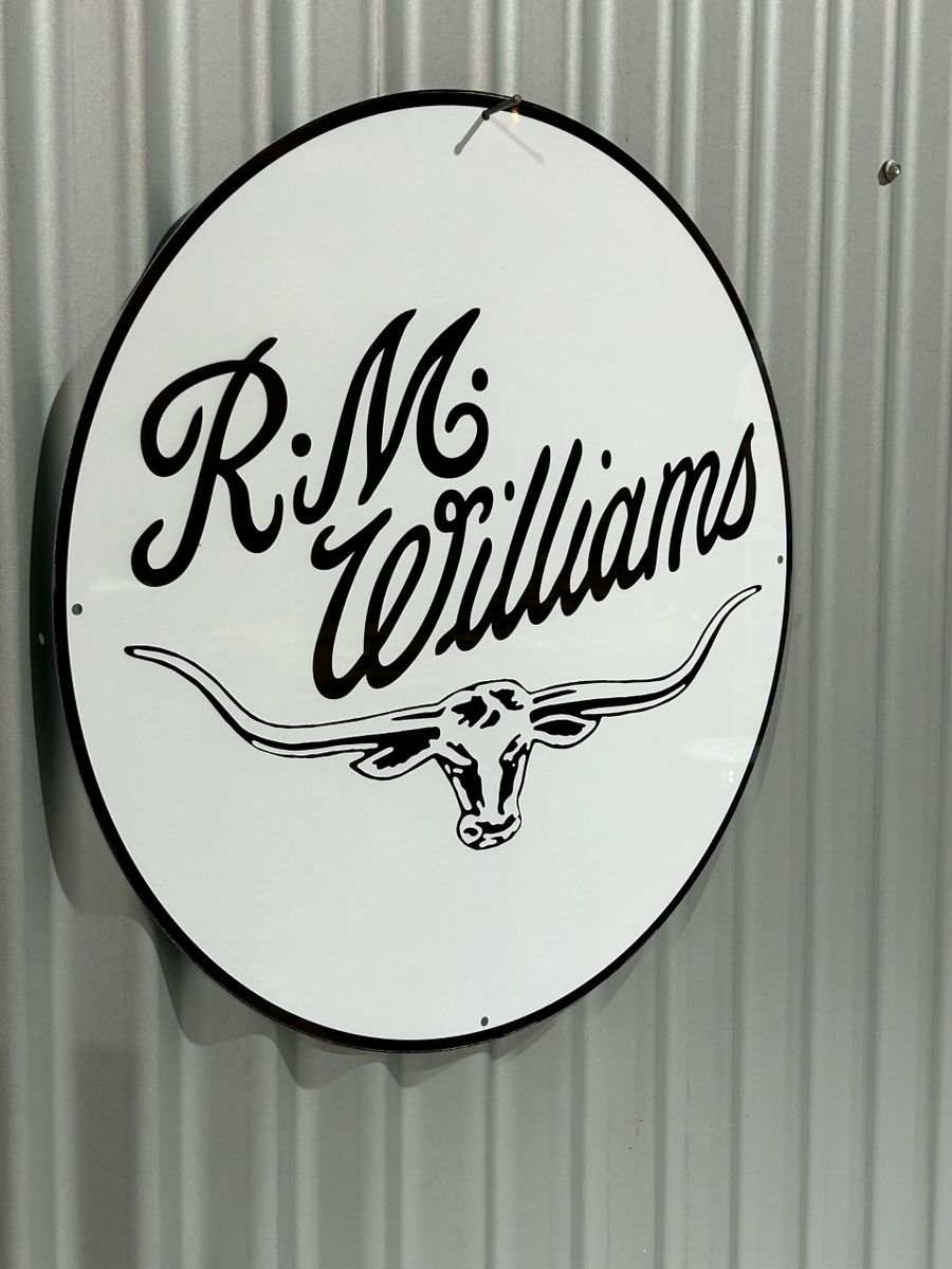 RM WILLIAMS 560 MM ROUND METAL SIGN