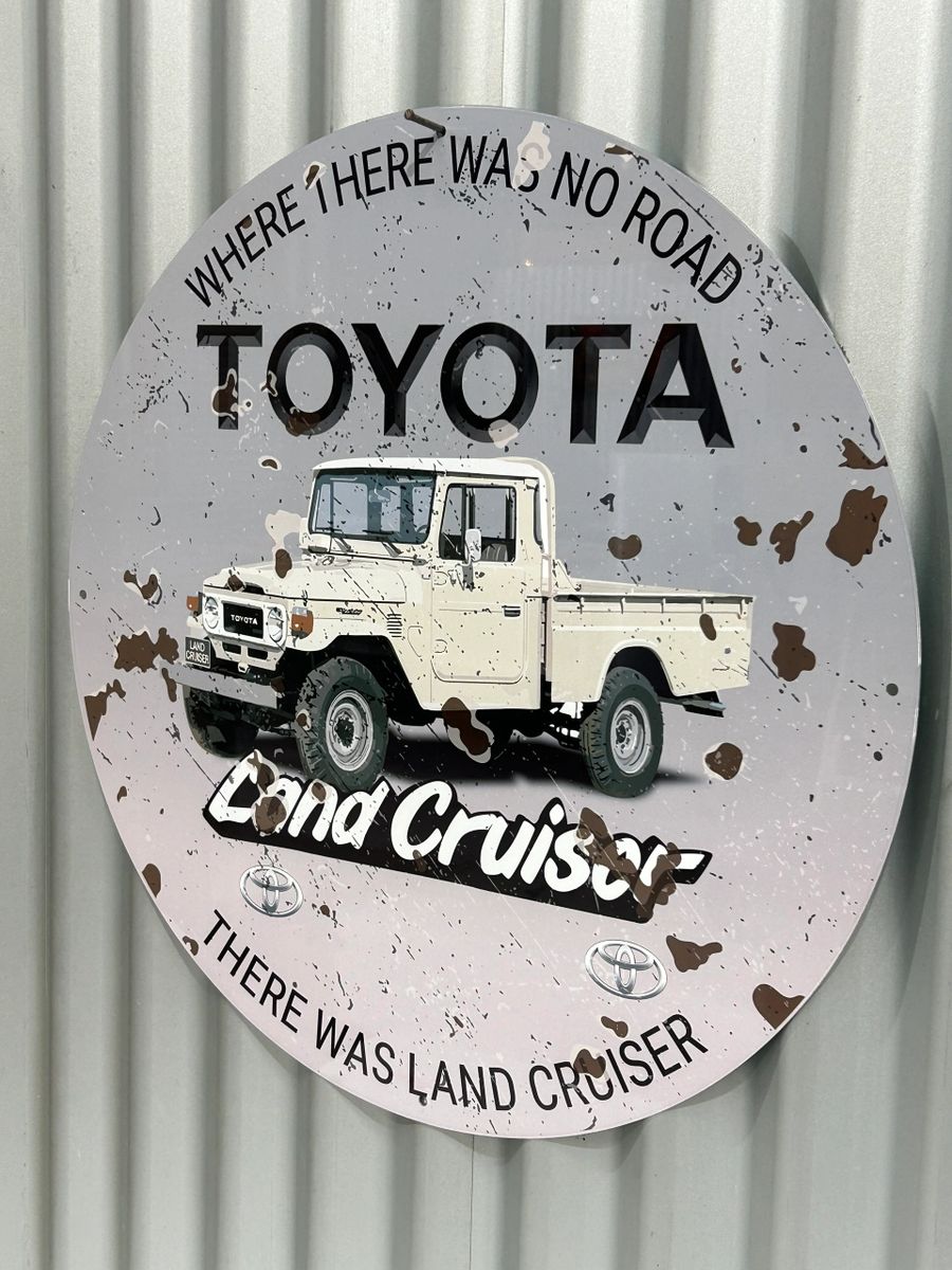TOYOTA LANDCRUISER 560 MM DIAMETER ROUND METAL SIGN