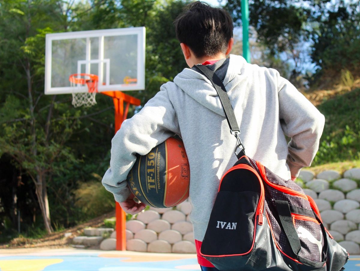 3 COSAS QUE APRENDE TU HIJO JUGANDO BASKETBALL