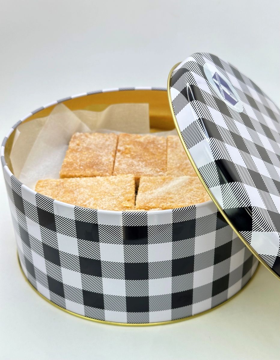 Tin (18 pieces) of Scottish Shortbread ***TIN COLORS VARY***