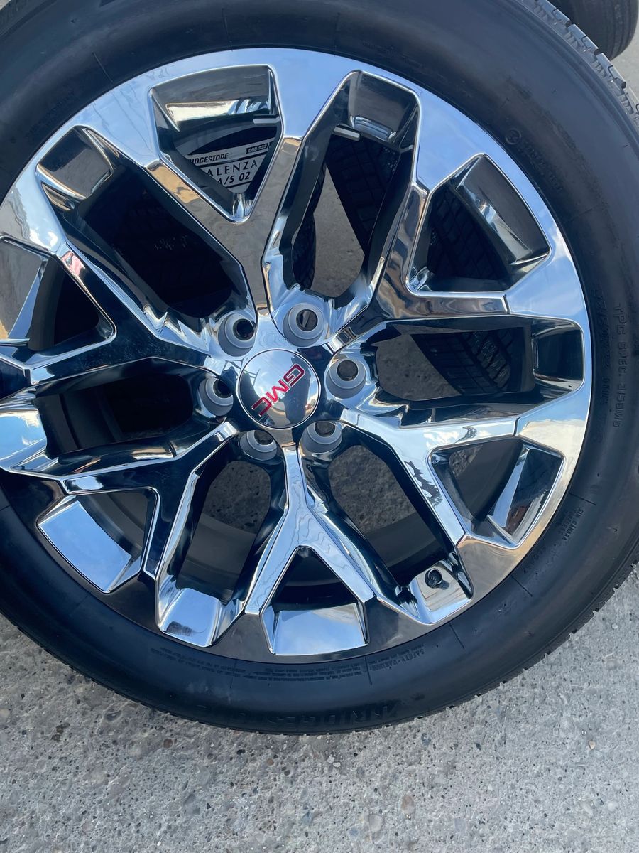 2023 GMC yukon / Chevy Tahoe 22" chrome rims and tires