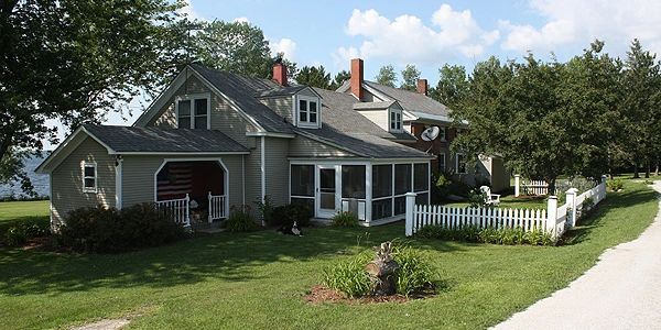 Turner Farmhouse - Family Vacation Rental, Wedding Venue