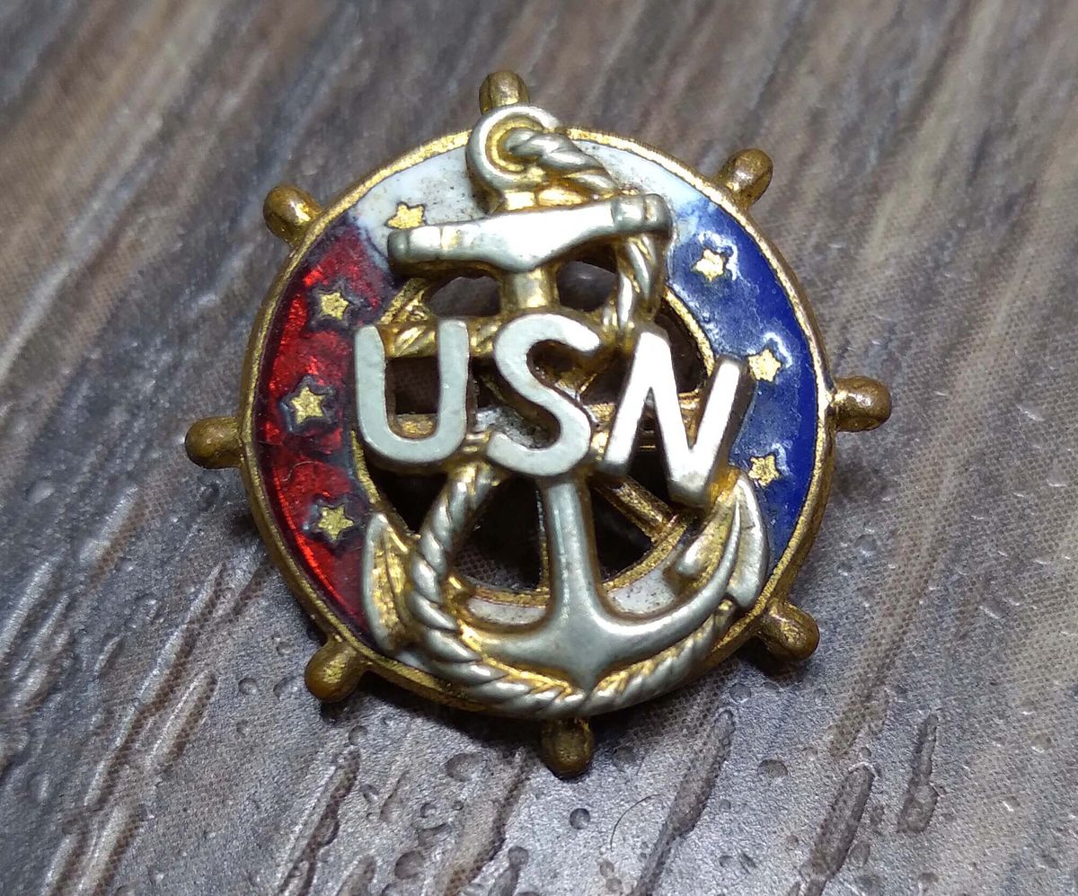 VINTAGE ENAMEL US NAVY USN ANCHOR SHIP WHEEL PIN 3/4" wide, Item #7482