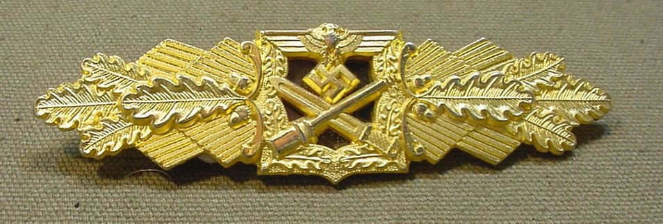 REPRODUCTION CLOSE COMBAT CLASP IN GOLD, Item #0982