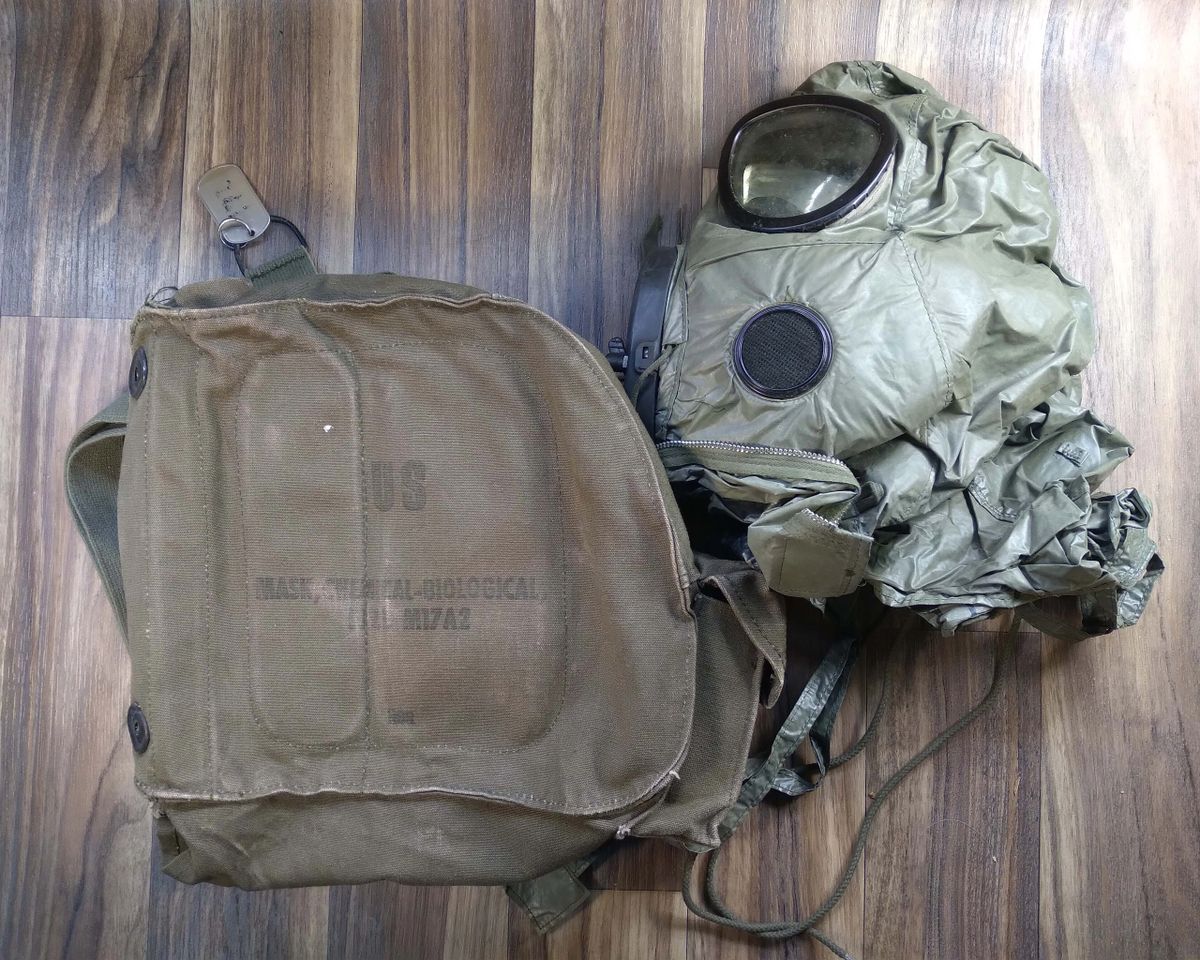 SOLD - GULF WAR US M17A2 GAS MASK IN THE CARRYING BAG, Item #5402