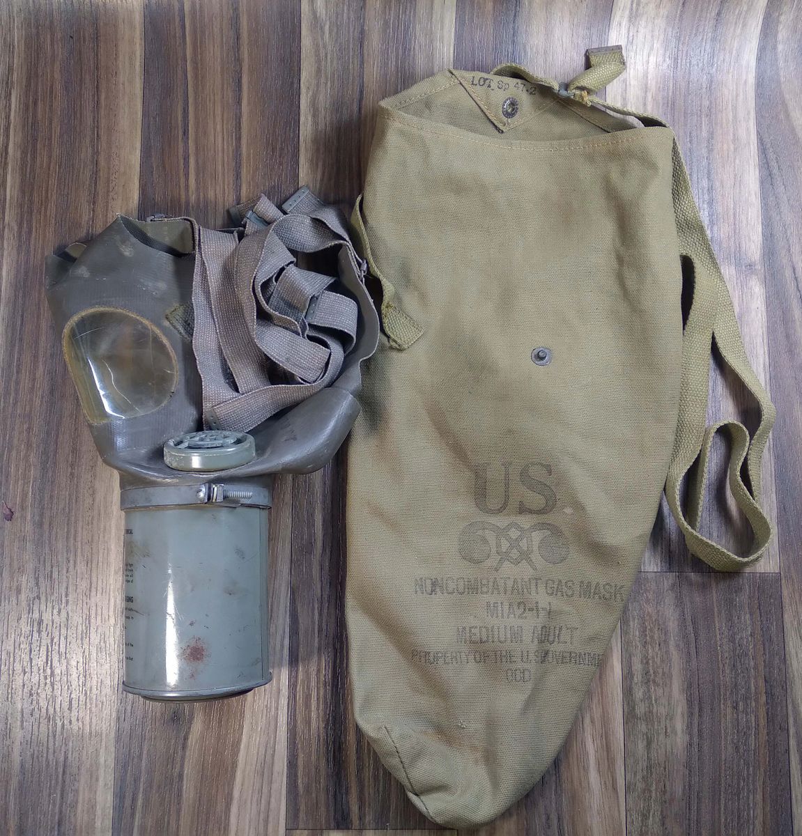WWII US M1A2-1-1 NON-COMBATANT ADULT GAS MASK IN THE ORIGINAL CLOTH ...