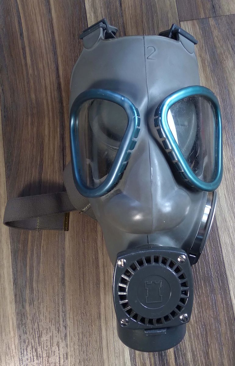 COLD WAR FINNISH GAS MASK WITH UNUSED FILTER, Item #5774