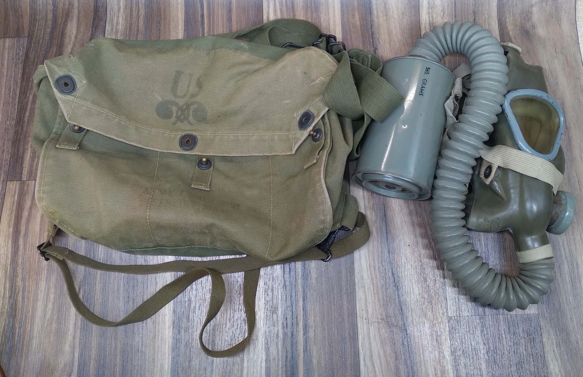 WWII U.S. ARMY M4A1 LIGHTWEIGHT MASK GAS MASK WITH BAG AND M10A1 FILTER ...