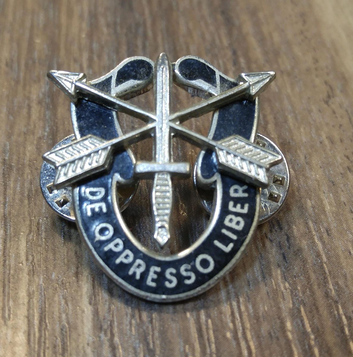 SOLD - US ARMY GREEN BERET SPECIAL FORCES UNIT CREST DUI DI DE OPRESSO ...