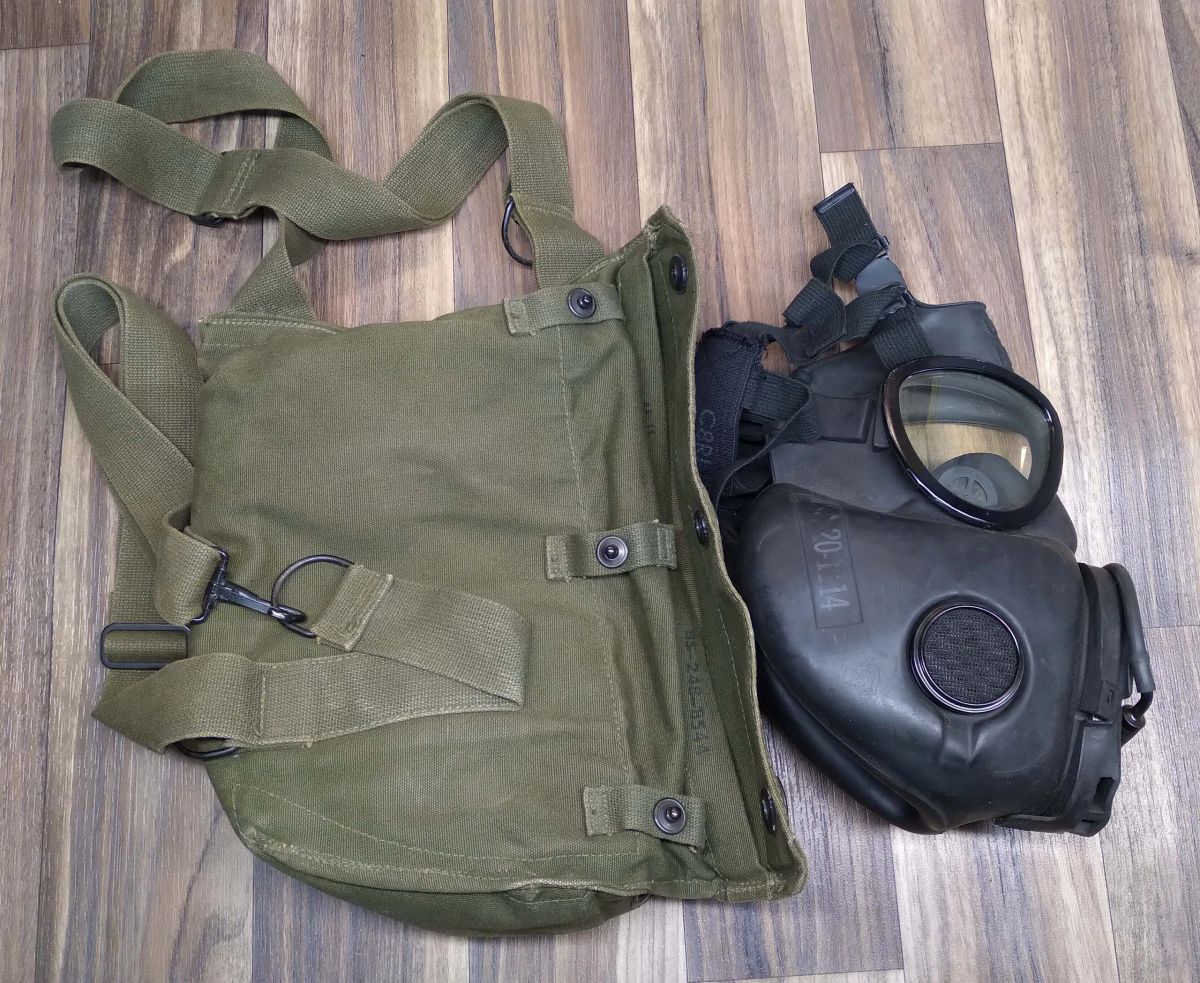 VIETNAM WAR ERA U.S. M9A1 GAS MASK WITH BAG, Item #6311